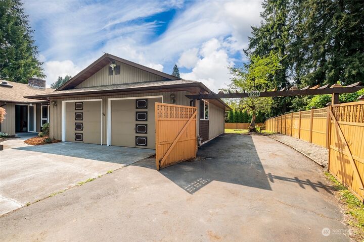 House for sale in Kent: 12255 SE 233rd Street, Kent, WA 98031