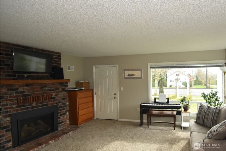 Home for sale in Lynden: 701 E Grover Street, Lynden, WA 98264
